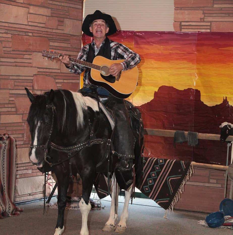 Equine entertains enthusiastic kids - Sedona Red Rock News
