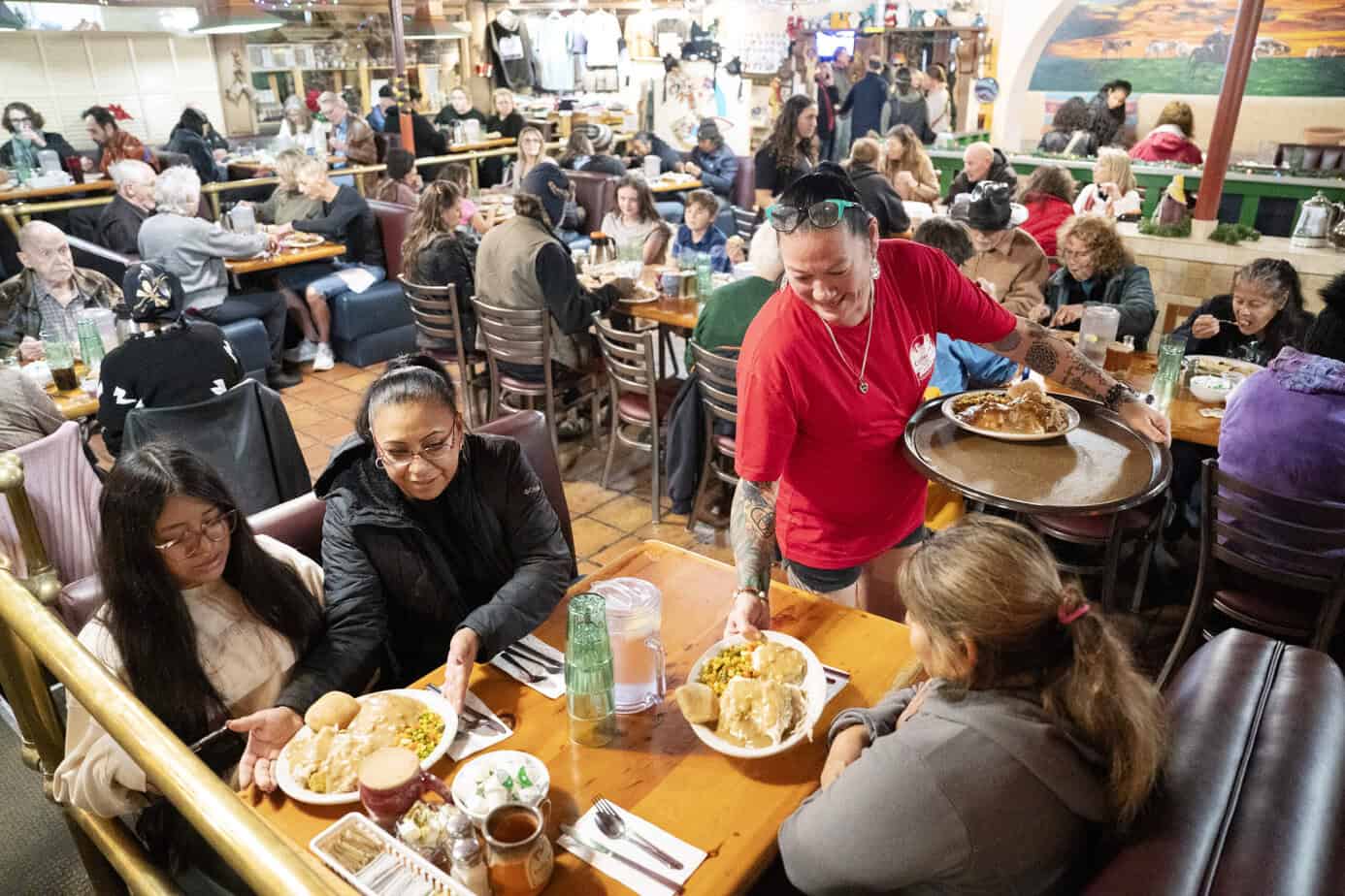 Coffee Pot serves free Thanksgiving dinner - Sedona Red Rock News